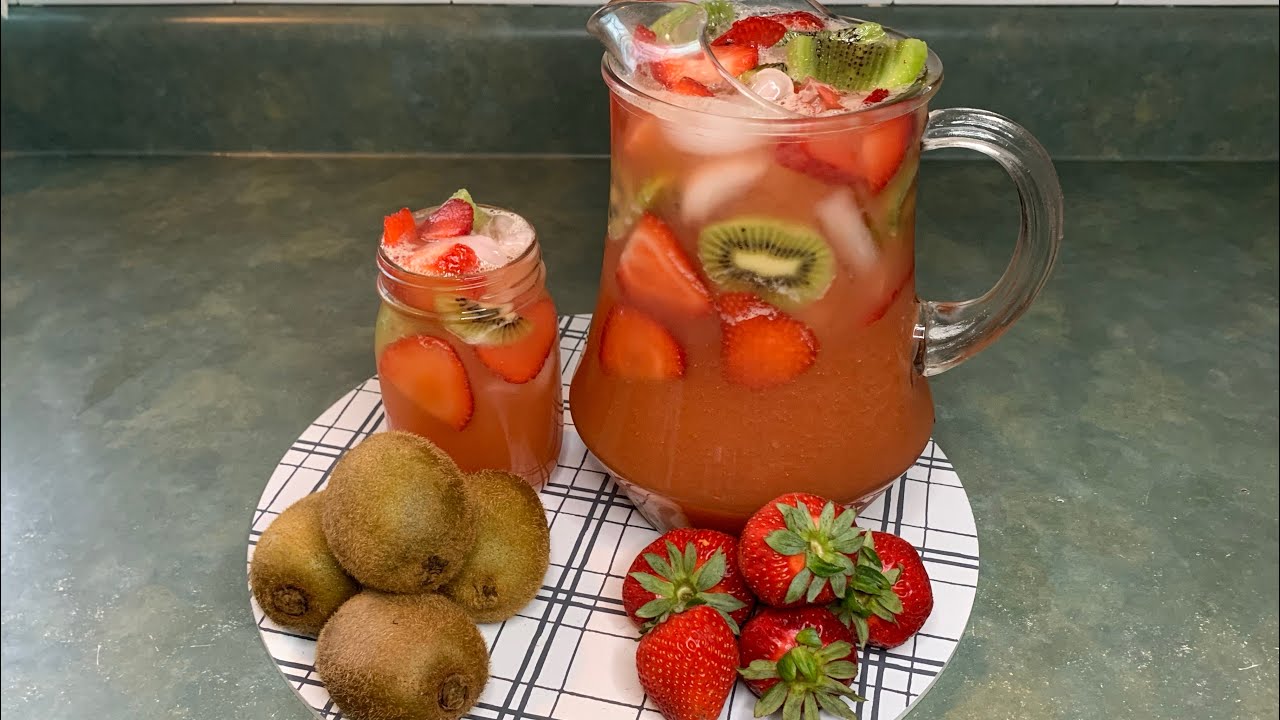 Deléitate Con El Refrescante Sabor Del Agua De Fresa Kiwi La Bebida Perfecta Para El Verano